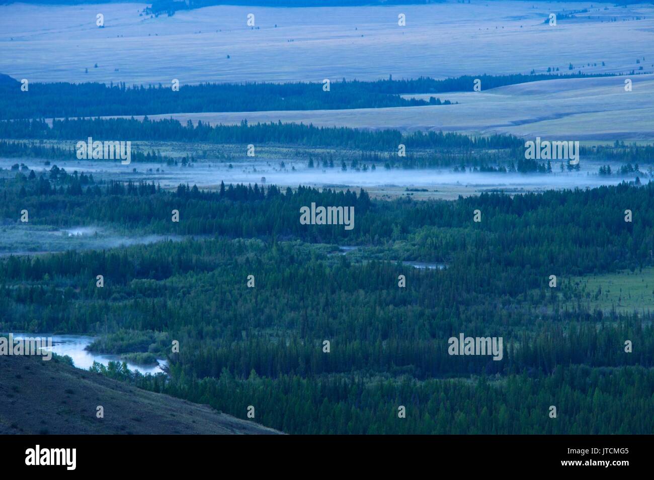 Valley between mountains hi-res stock photography and images - Alamy