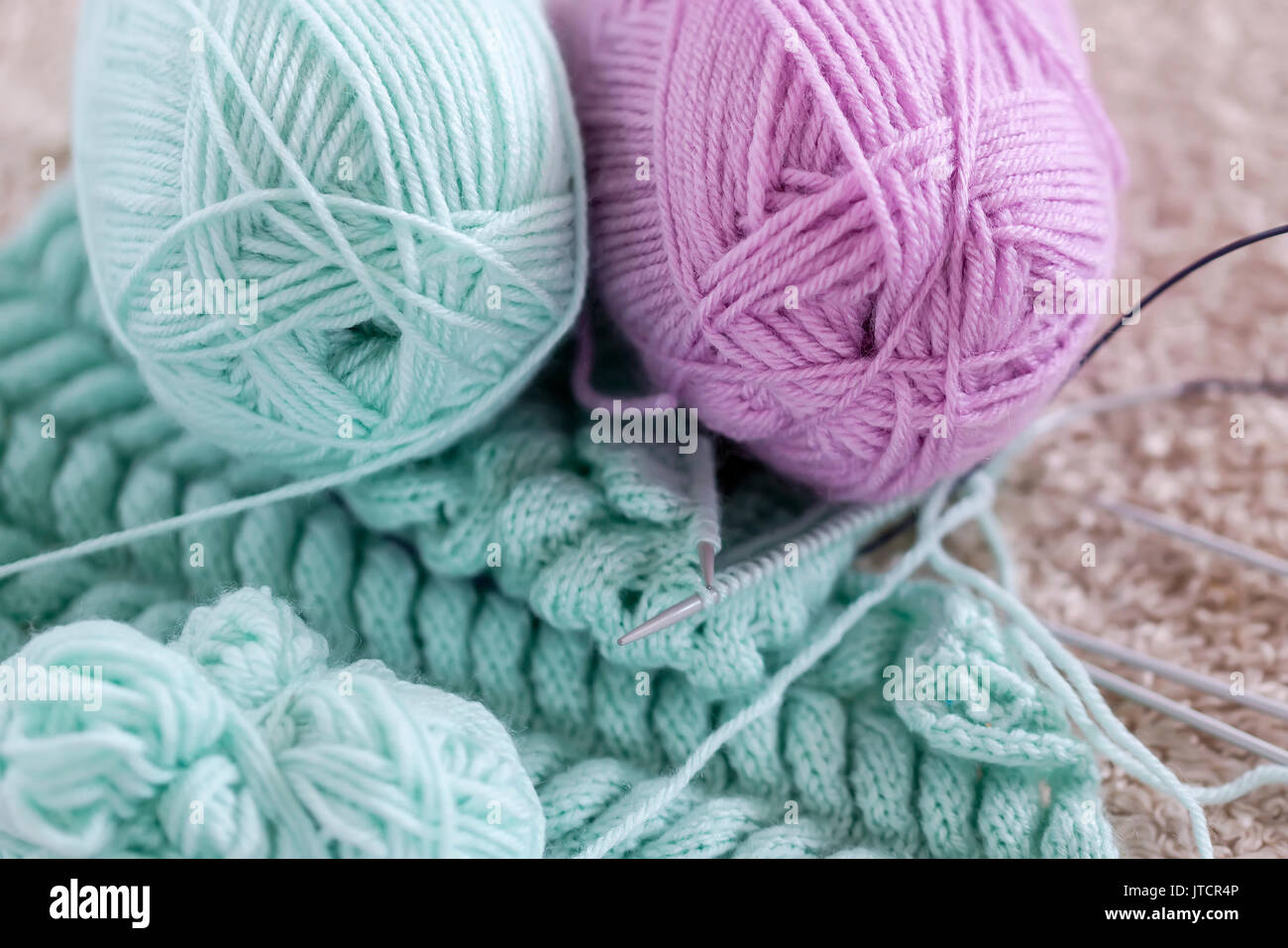 Knitting spokes hi-res stock photography and images - Alamy