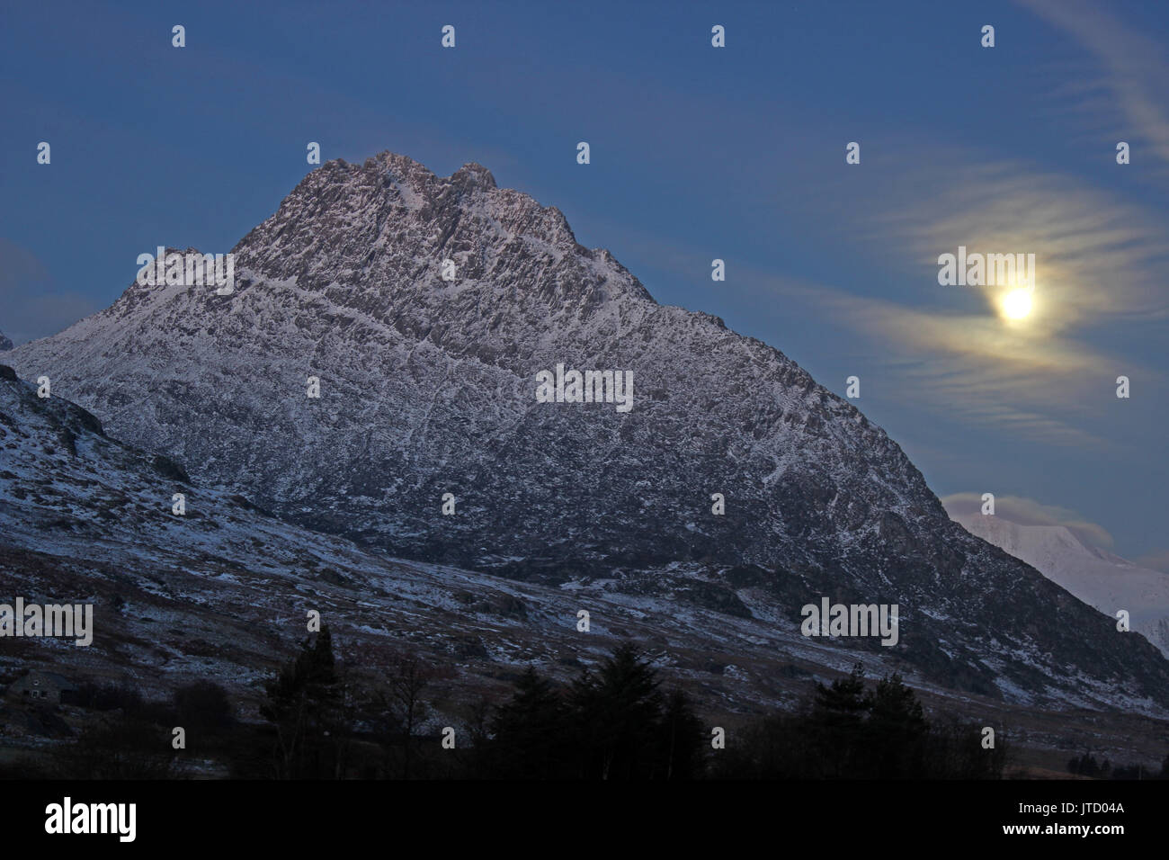 Snow covered tryfan mountain hi-res stock photography and images - Alamy