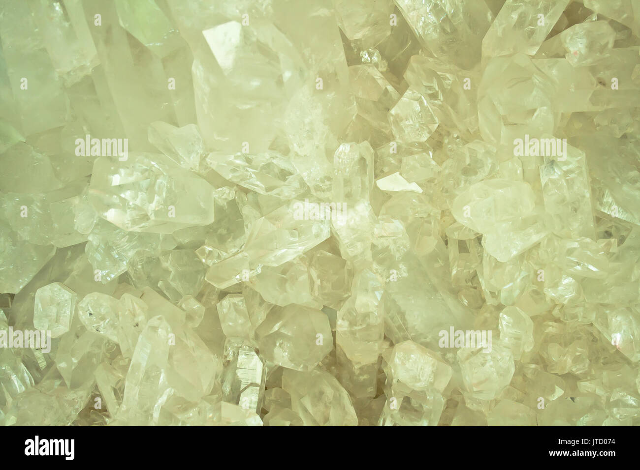 White quartz crystal hi-res stock photography and images - Alamy