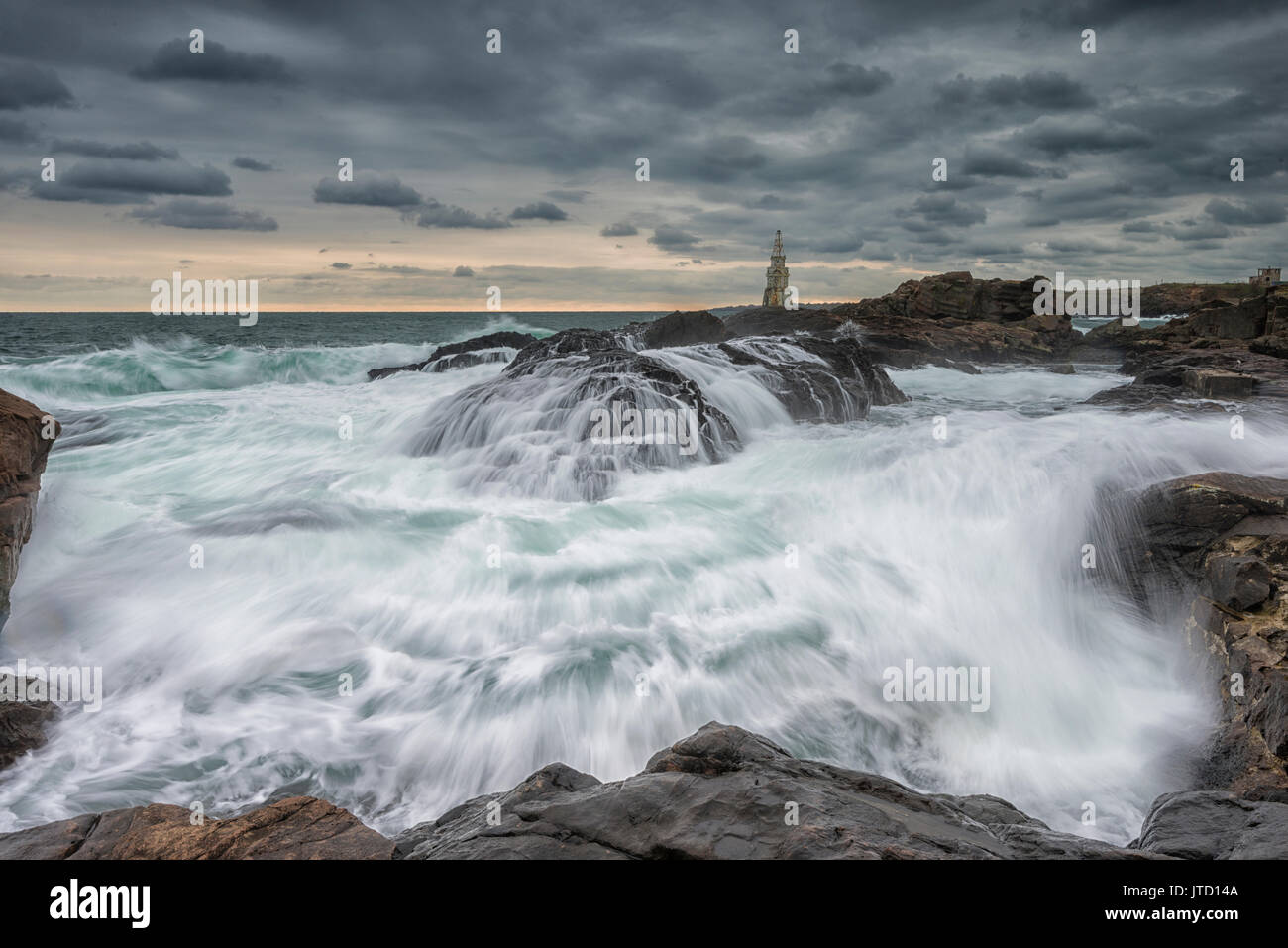 Crashing_waves hi-res stock photography and images - Alamy