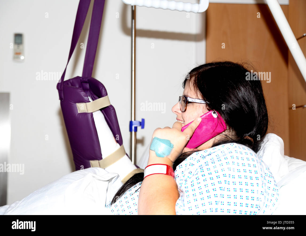 Woman arm cast hi-res stock photography and images - Alamy