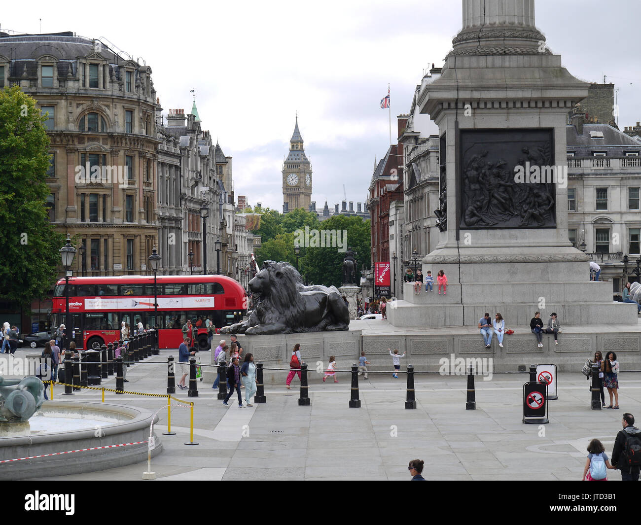 LONDON - AUG 08, 2017: General view of the iconic Trafalgar Square in ...