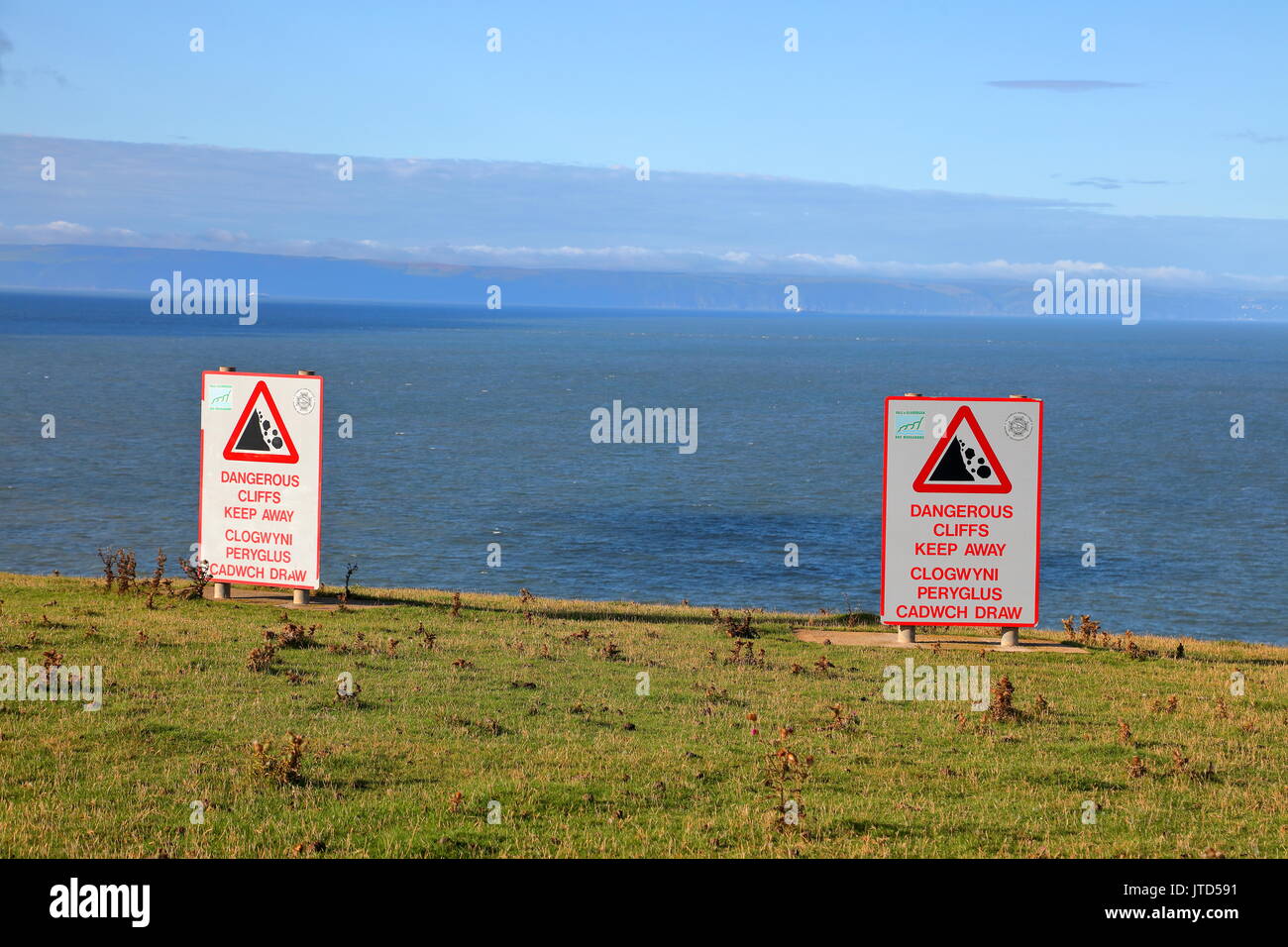 Caution falling cliffs warning sign hi-res stock photography and images ...
