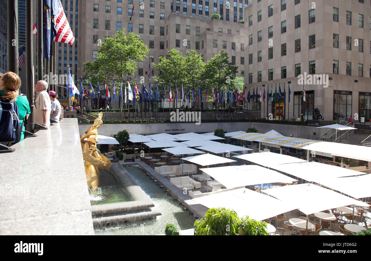 Fountain rockefeller center rockefeller plaza hi-res stock photography ...