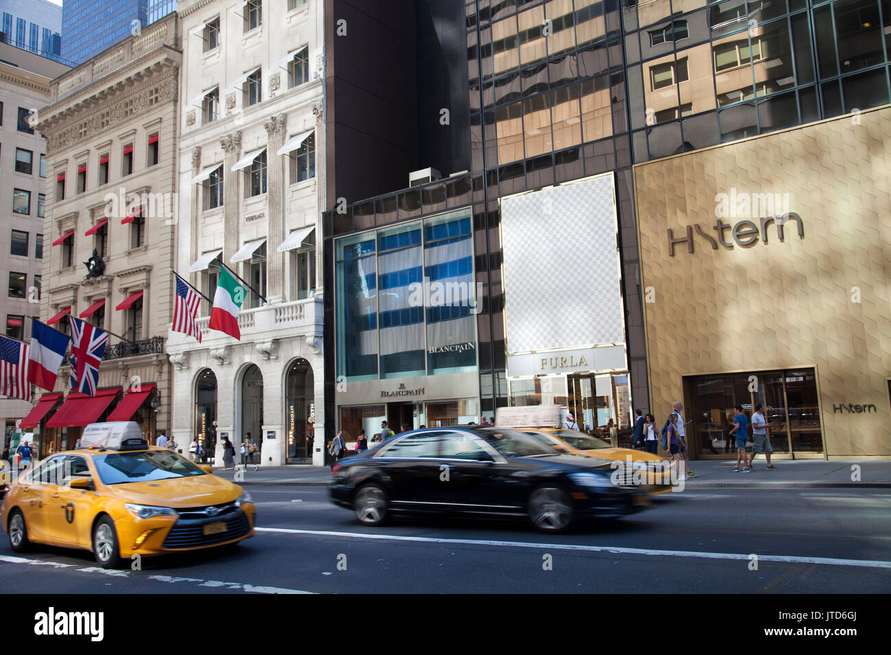 Shops in fifth avenue hi-res stock photography and images - Alamy