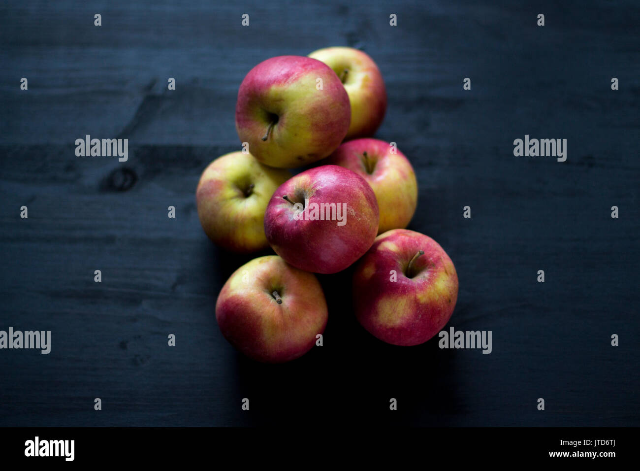 Pile apples hi-res stock photography and images - Alamy