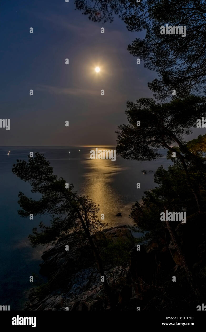 Night ocean scene hi-res stock photography and images - Alamy