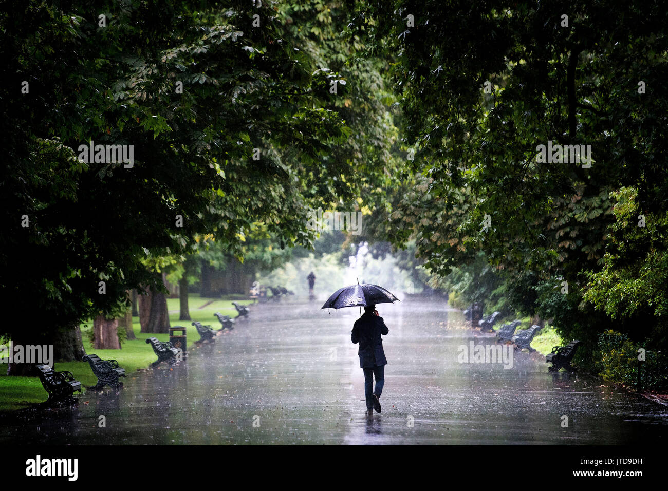 London wet weather hi-res stock photography and images - Alamy