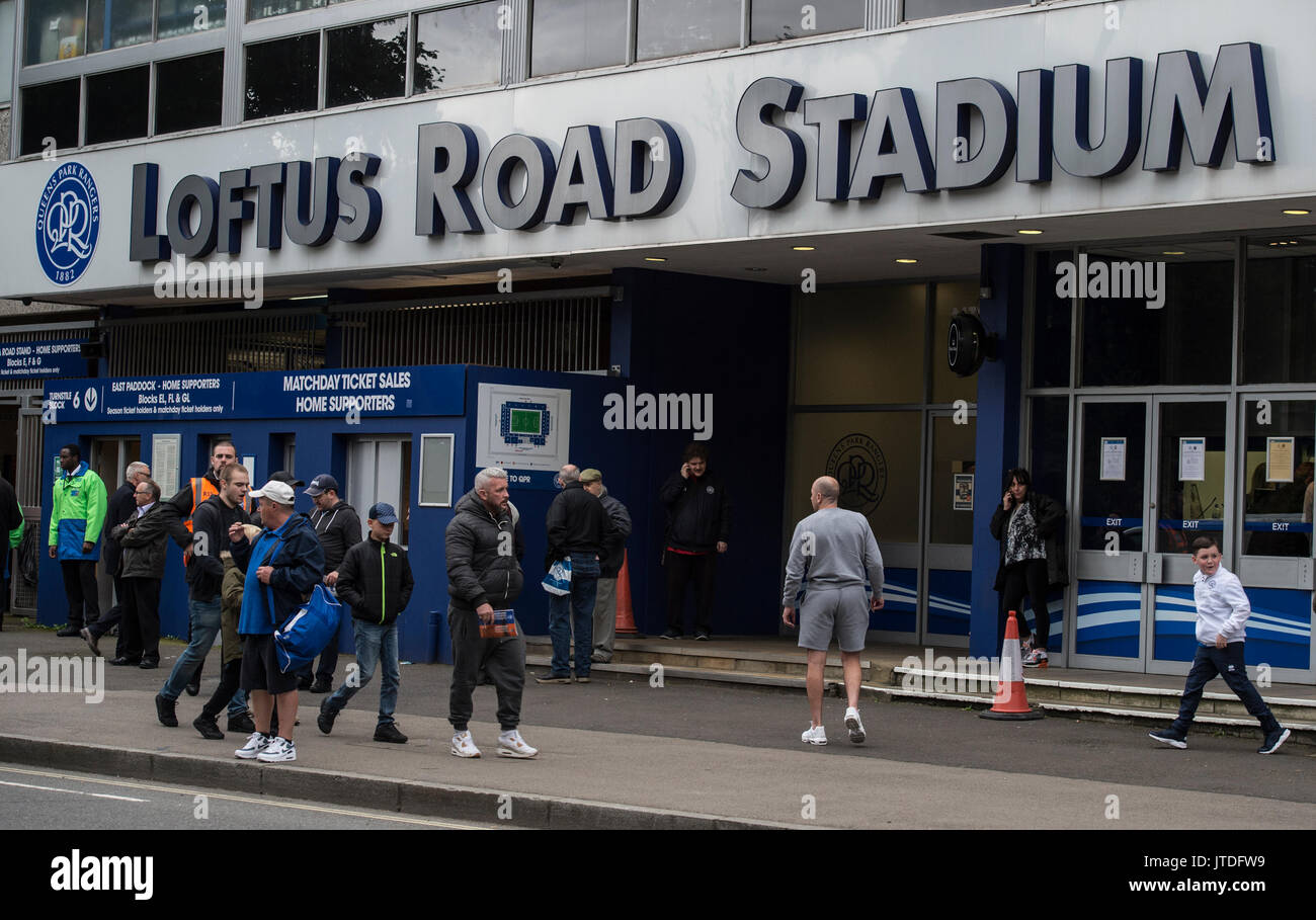 Fans arrive loftus road stadium hi-res stock photography and images - Alamy