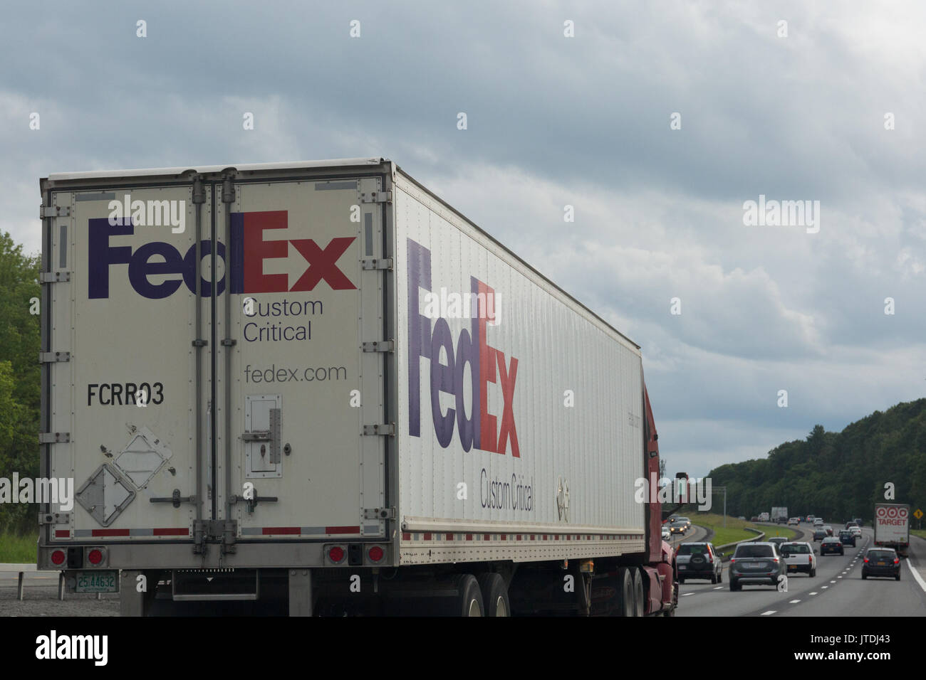 FedEx delivery lorry on a busy motorway Stock Photo - Alamy