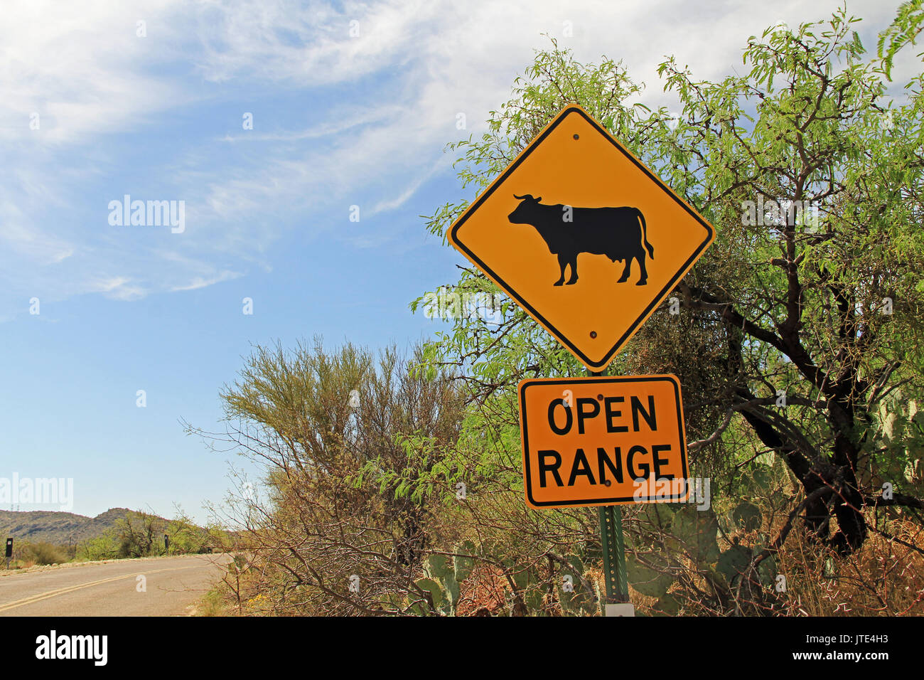 Cattle crossing sign hi-res stock photography and images - Alamy