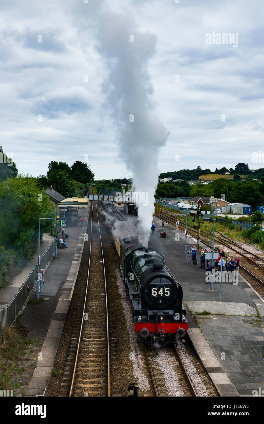 The Royal Scots Steam Train picks up its passengers at Par Train ...