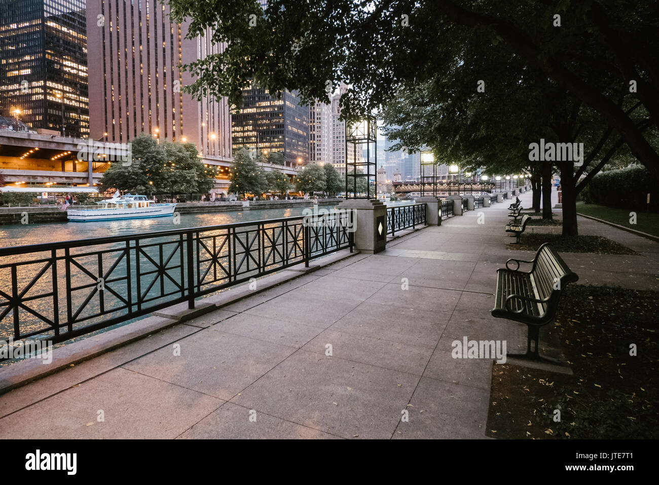 Chicago riverwalk evening hi-res stock photography and images - Alamy