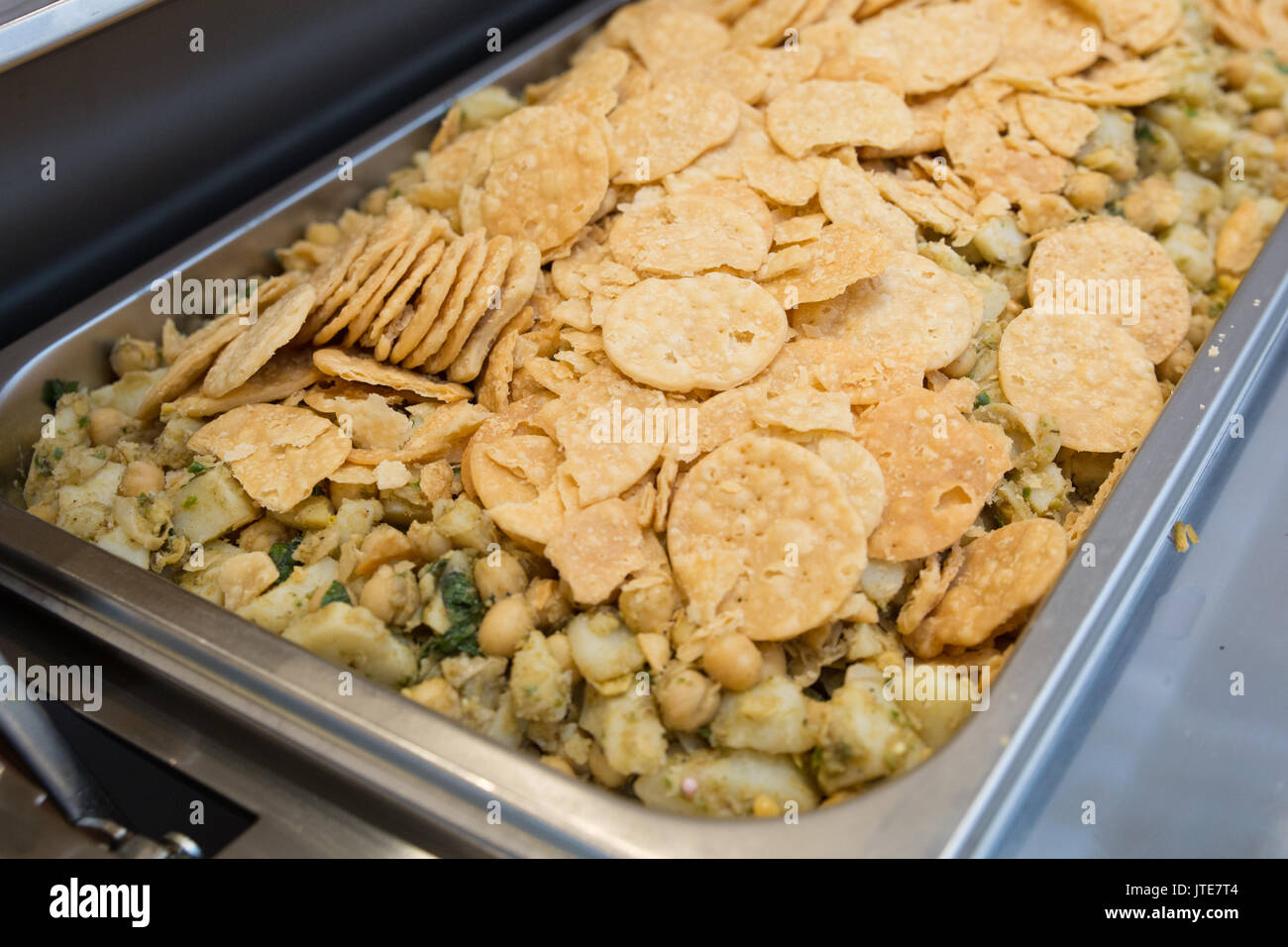 Traditional fast food papri chaat Stock Photo - Alamy