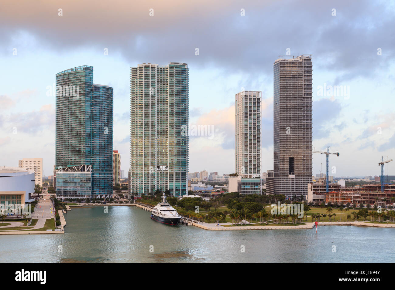 A view across Biscayne Bay to the Downtown Miami skyline in Miami ...
