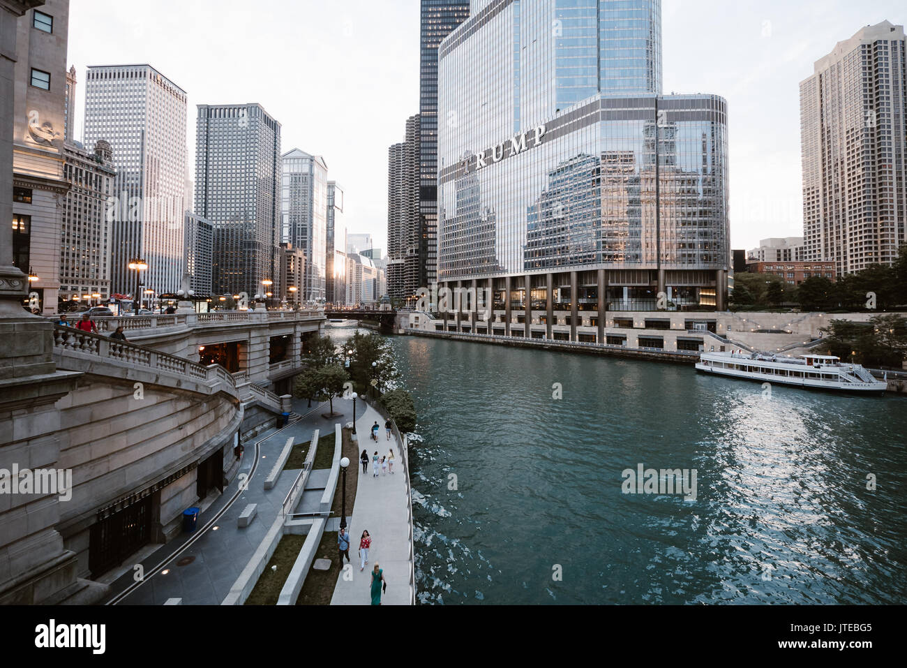 chicago river and buildings Stock Photo - Alamy