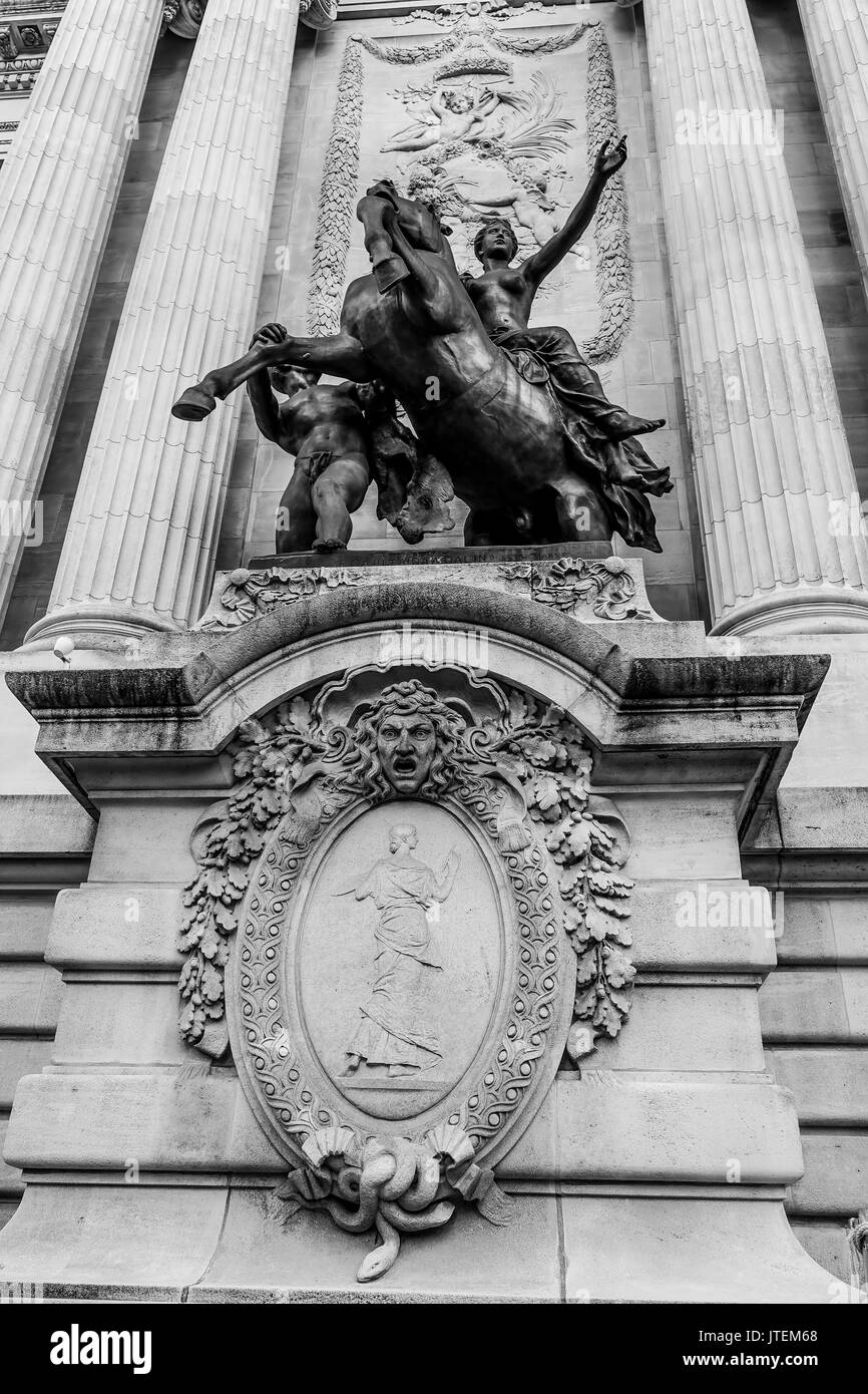 Beautiful statue on a mansion in Paris Stock Photo - Alamy