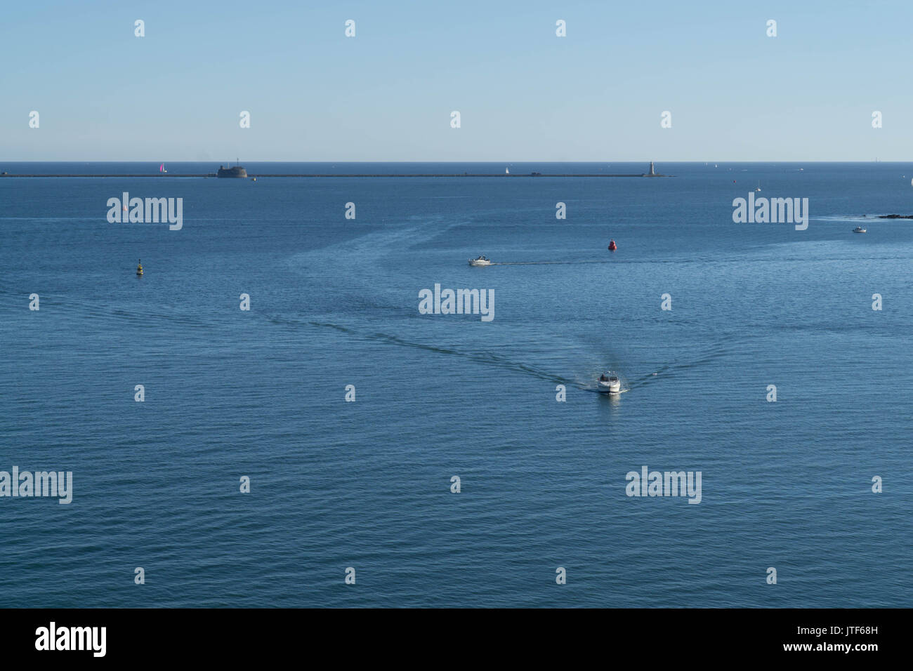 Boats on ocean sunny hi-res stock photography and images - Alamy