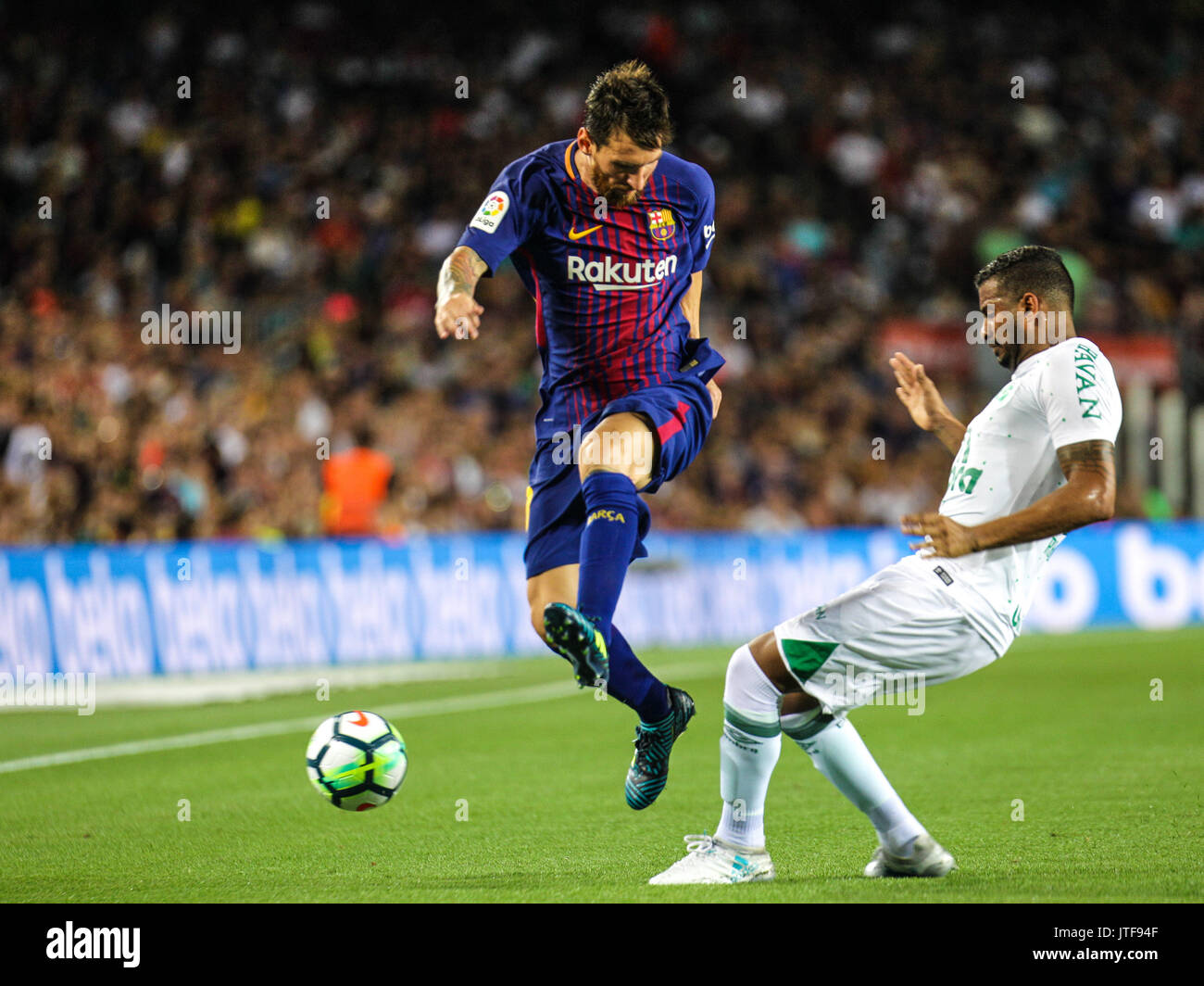 Leo Messi jumps in front of a Chapecoense player. 52nd Joan Gamper ...
