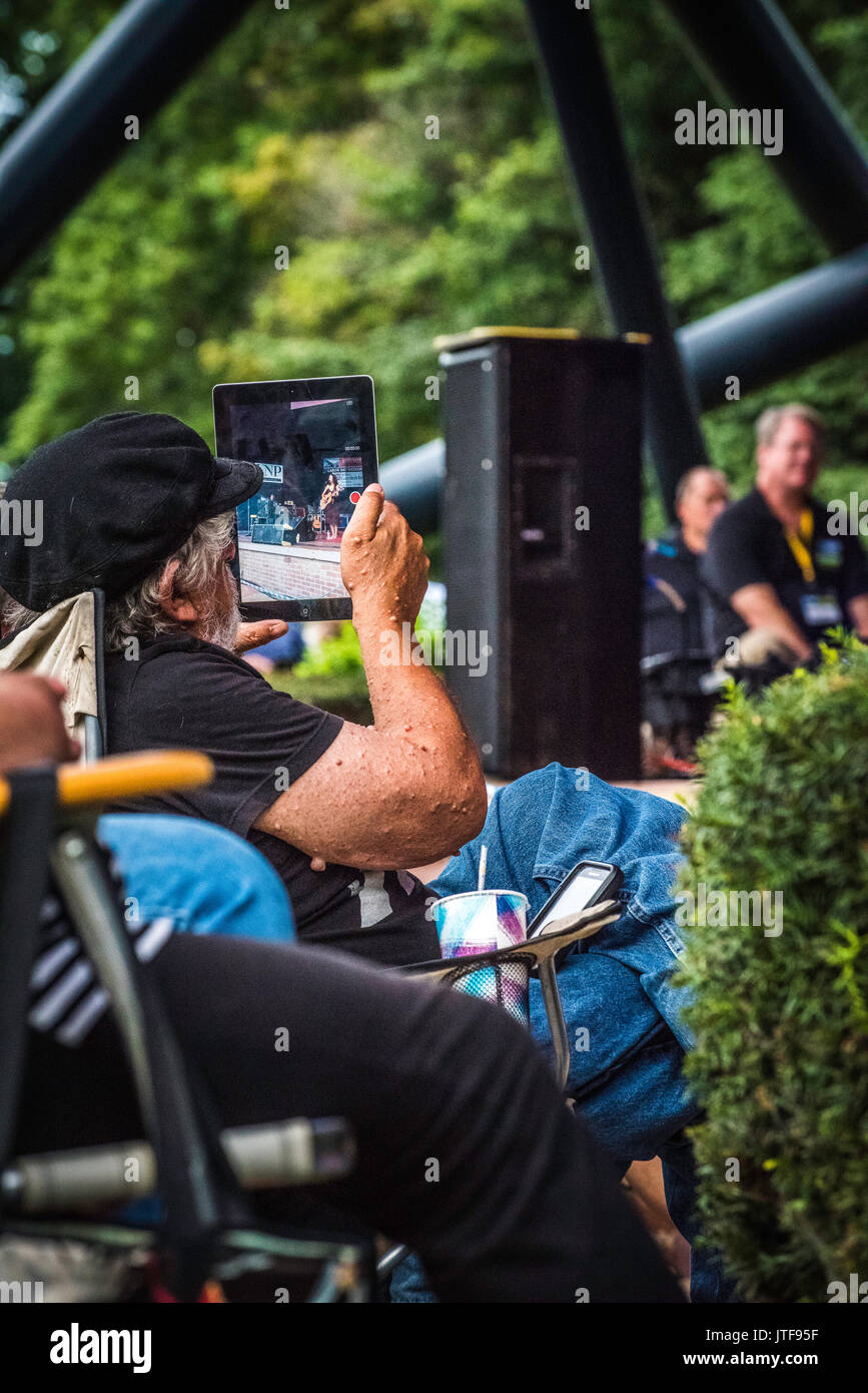 Arlo Guthrie and daughter Sarah Lee perform live at Long's Park concert ...