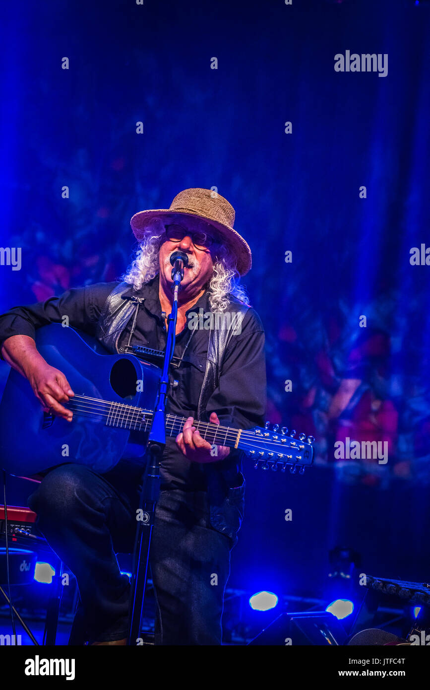 Arlo Guthrie and daughter Sarah Lee perform live at Long's Park concert ...