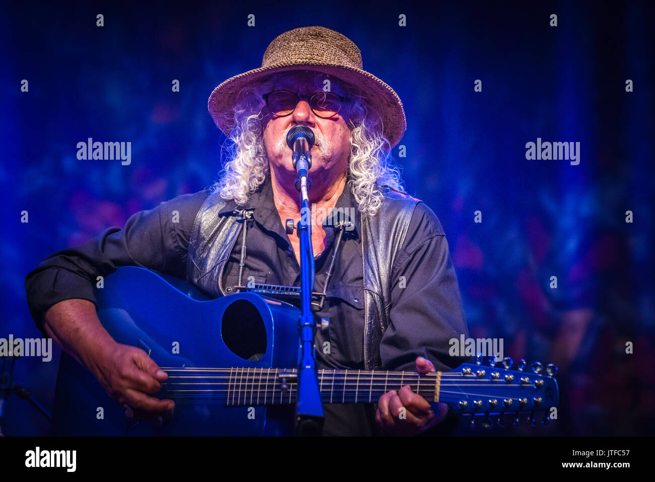 Sarah lee guthrie perform hi-res stock photography and images - Alamy