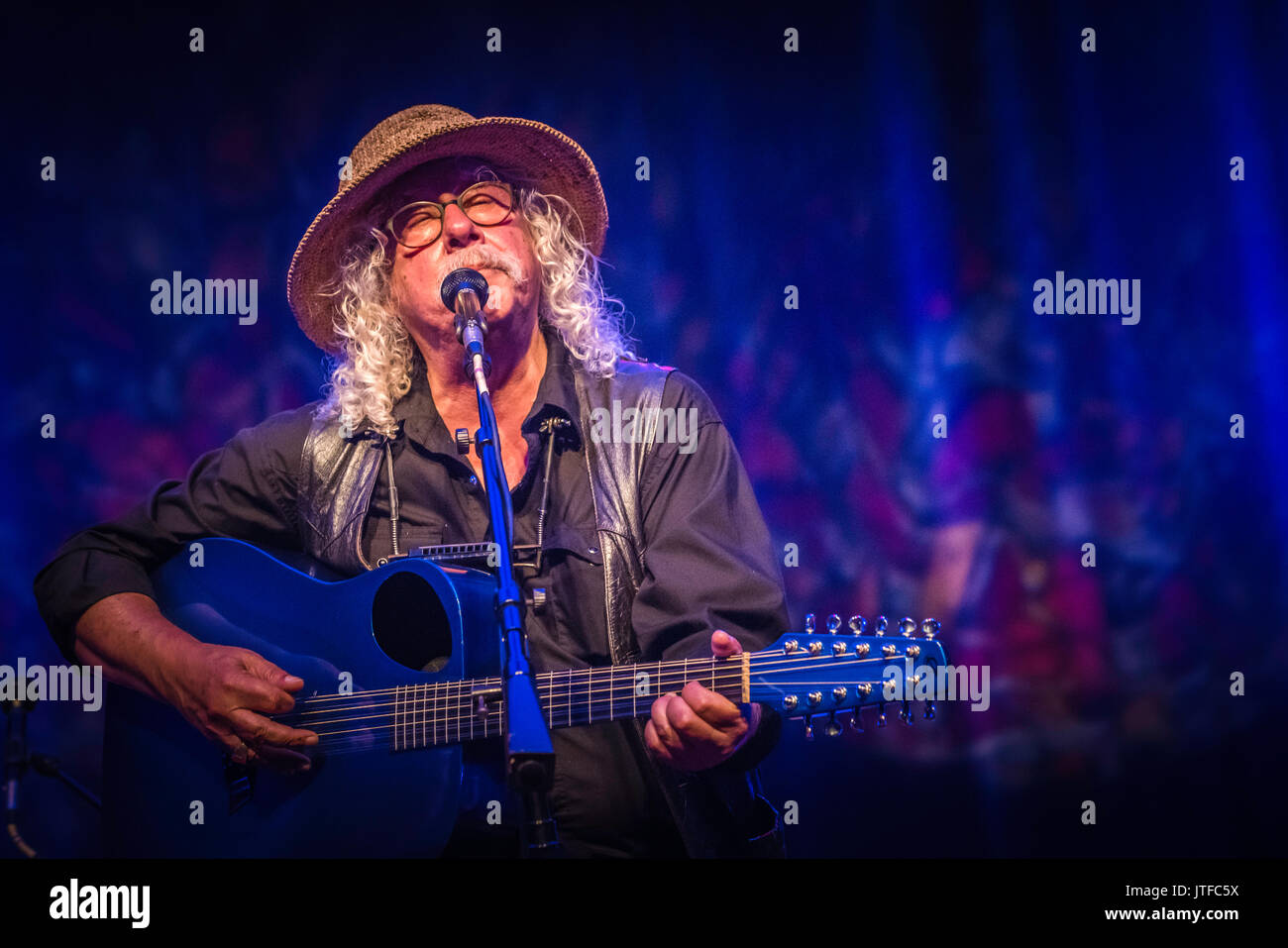 Sarah lee guthrie perform hi-res stock photography and images - Alamy