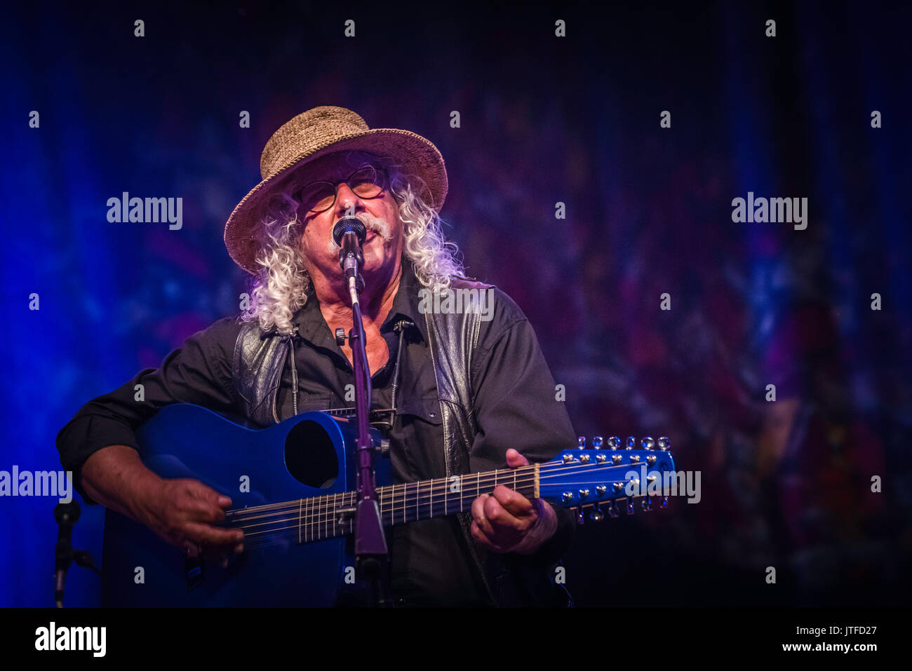 Sarah lee guthrie perform hi-res stock photography and images - Alamy