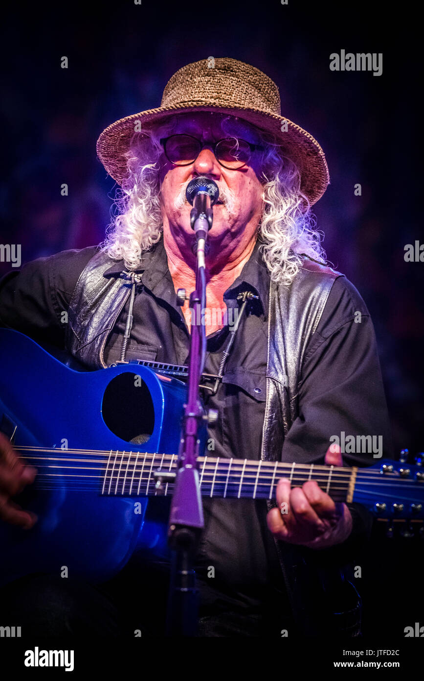Arlo Guthrie and daughter Sarah Lee perform live at Long's Park concert ...