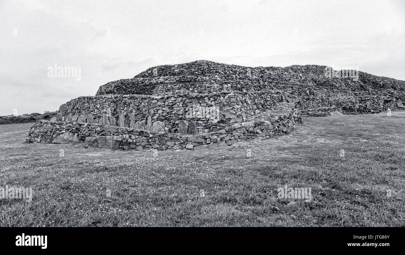 Barnenez Neolithic Chambered Tomb, Plouezoc'h, Finistère, Brittany ...