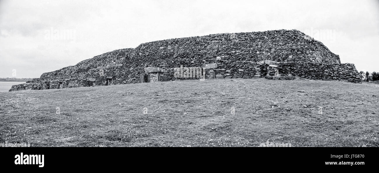 Barnenez Neolithic Chambered Tomb, Plouezoc'h, Finistère, Brittany ...