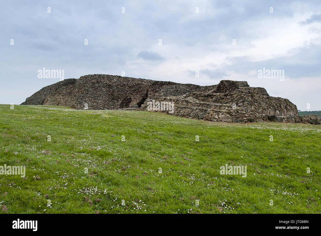 Barnenez Neolithic Chambered Tomb, Plouezoc'h, Finistère, Brittany ...