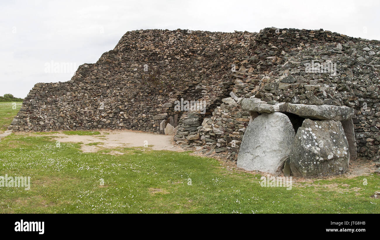 Barnenez Neolithic Chambered Tomb, Plouezoc'h, Finistère, Brittany ...