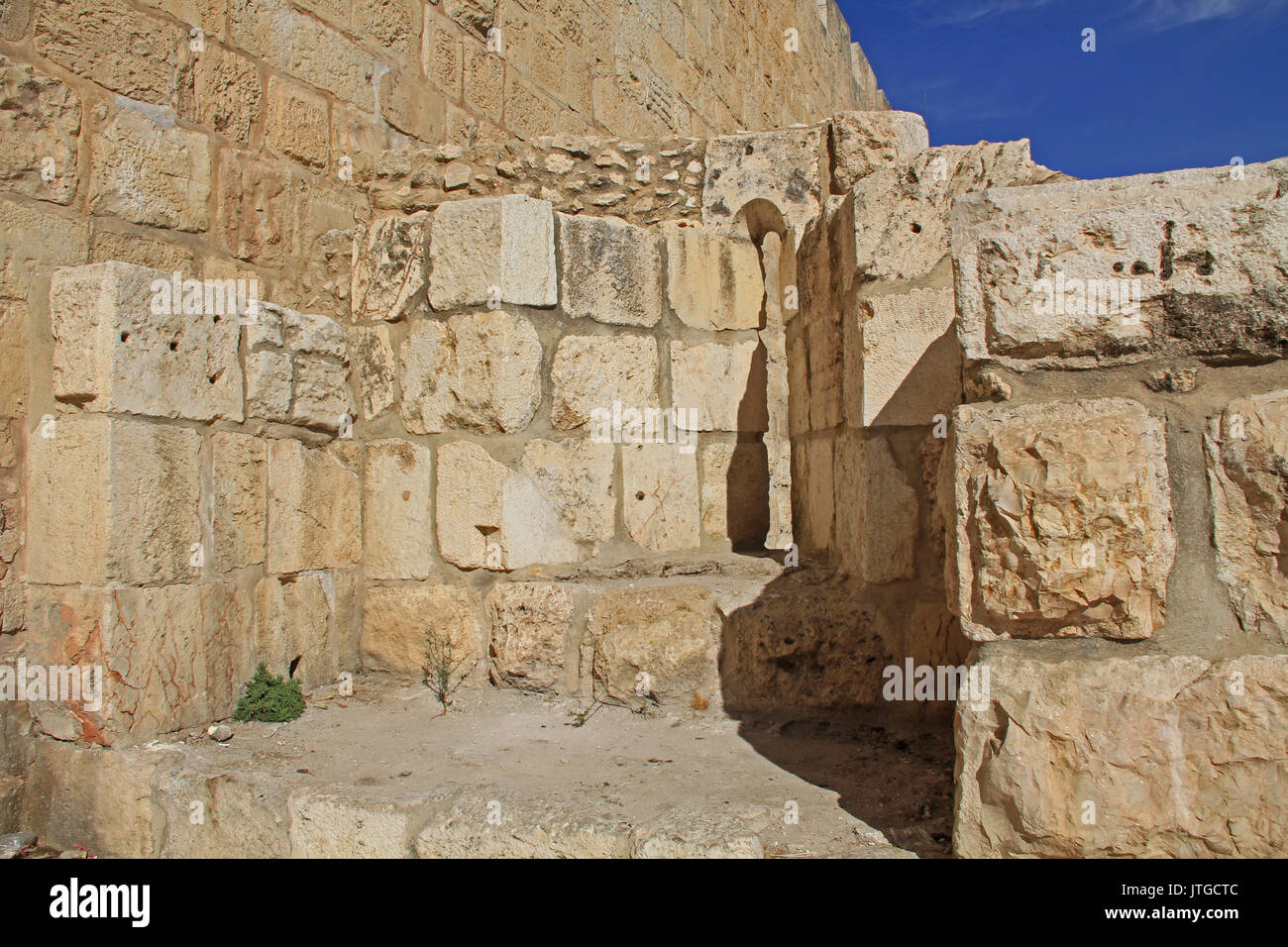 Arrow slit window hi-res stock photography and images - Alamy