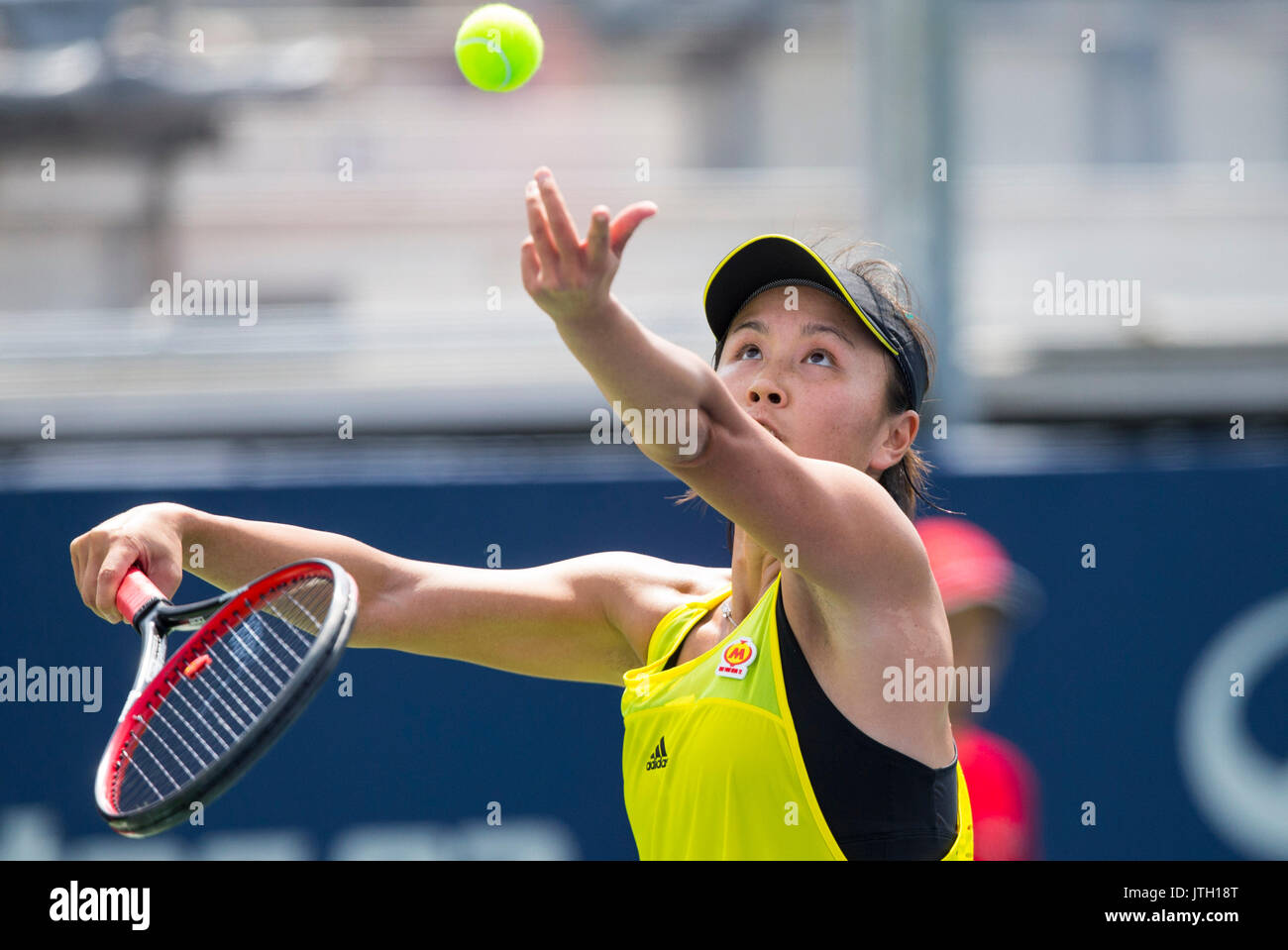 Toronto, Canada. 8th Aug, 2017. Peng Shuai of China serves to Ekaterina ...