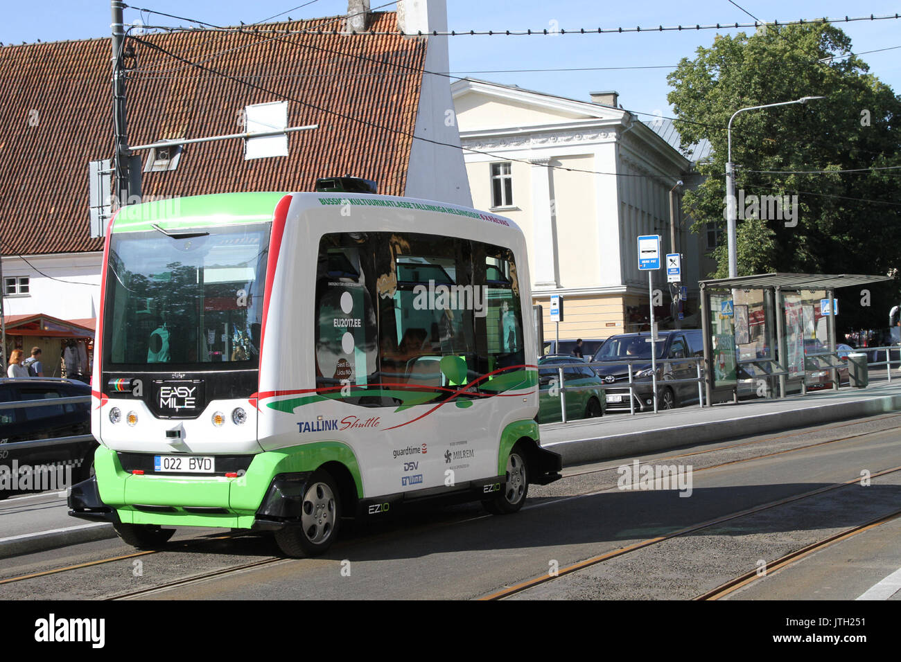 Tallinn, Estonia. 8th Aug, 2017. A driverless bus stops on the street ...