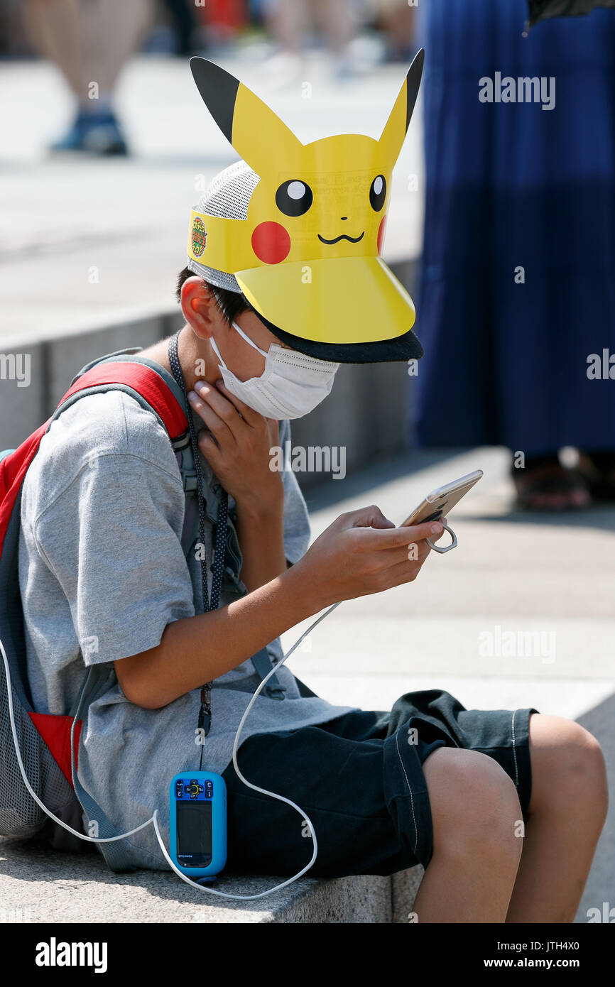 Boy plays pokemon go hi-res stock photography and images - Alamy