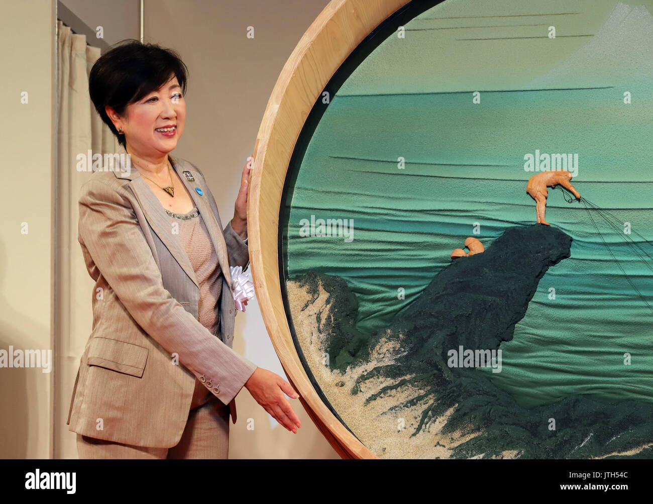 Tokyo, Japan. 9th Aug, 2017. Tokyo Governor Yuriko Koike admires a ...