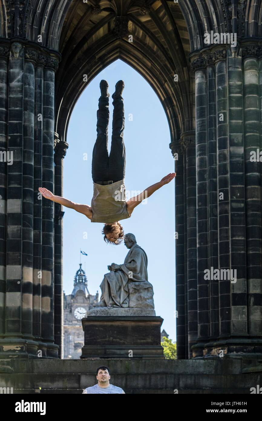 Edinburgh, UK. 09th Aug, 2017. Manu Tiger from Tiger Circus is ...