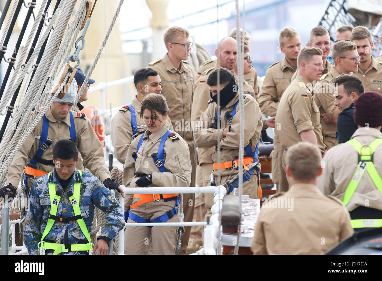 Wilhelmshaven, Germany. 9th Aug, 2017. German and Romanian navy cadets ...