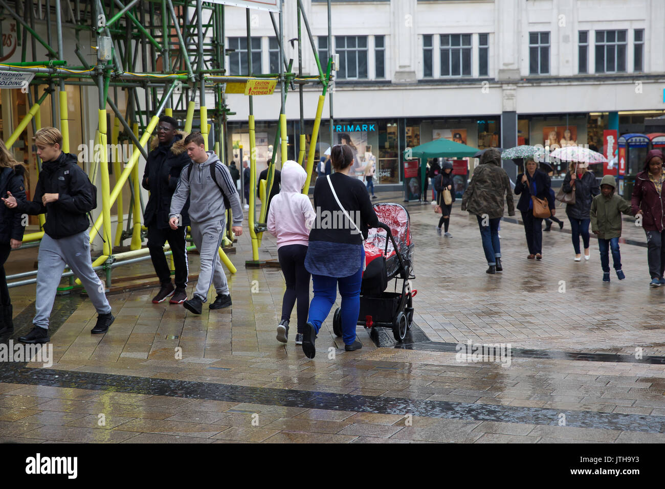 Bromley, UK. 9th August, 2017. Weather, UK, People rush for cover due ...
