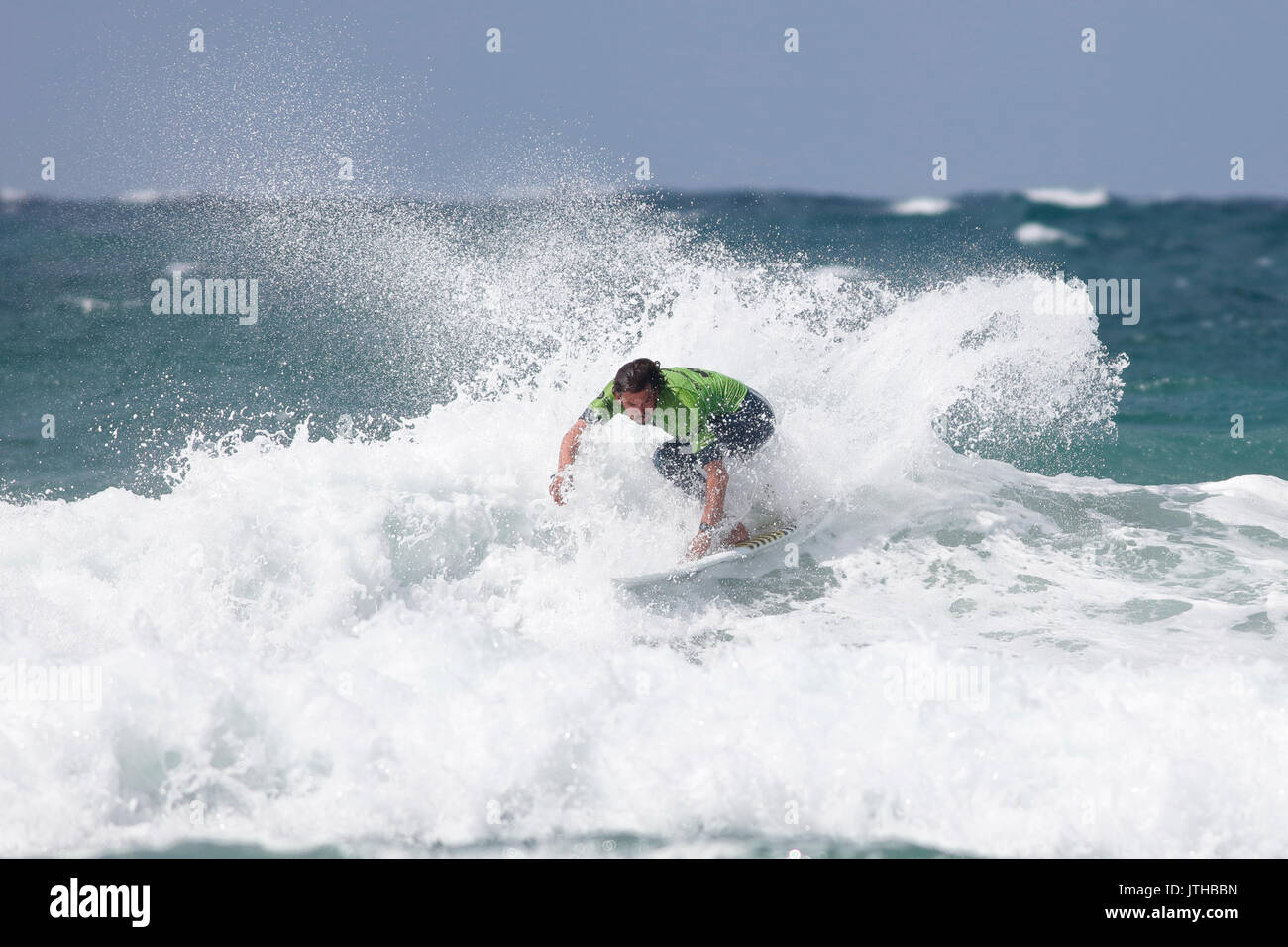 Fistral Beach, Newquay, Cornwall, UK. 9th Aug, 2017. Surfers take part ...
