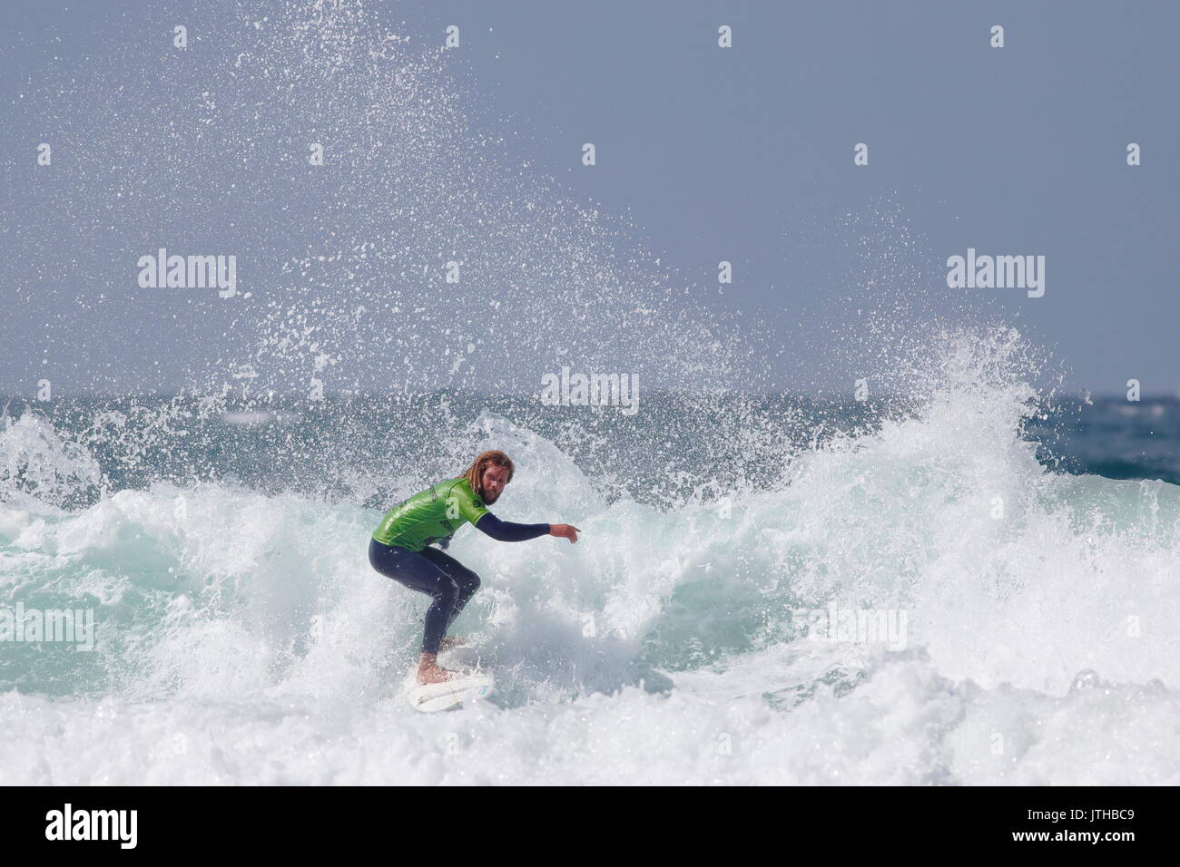 Fistral Beach, Newquay, Cornwall, UK. 9th Aug, 2017. Surfers take part ...