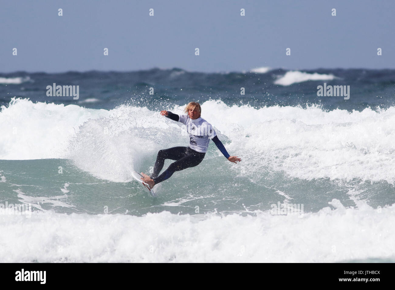Fistral Beach, Newquay, Cornwall, UK. 9th Aug, 2017. Surfer Harry Roth ...