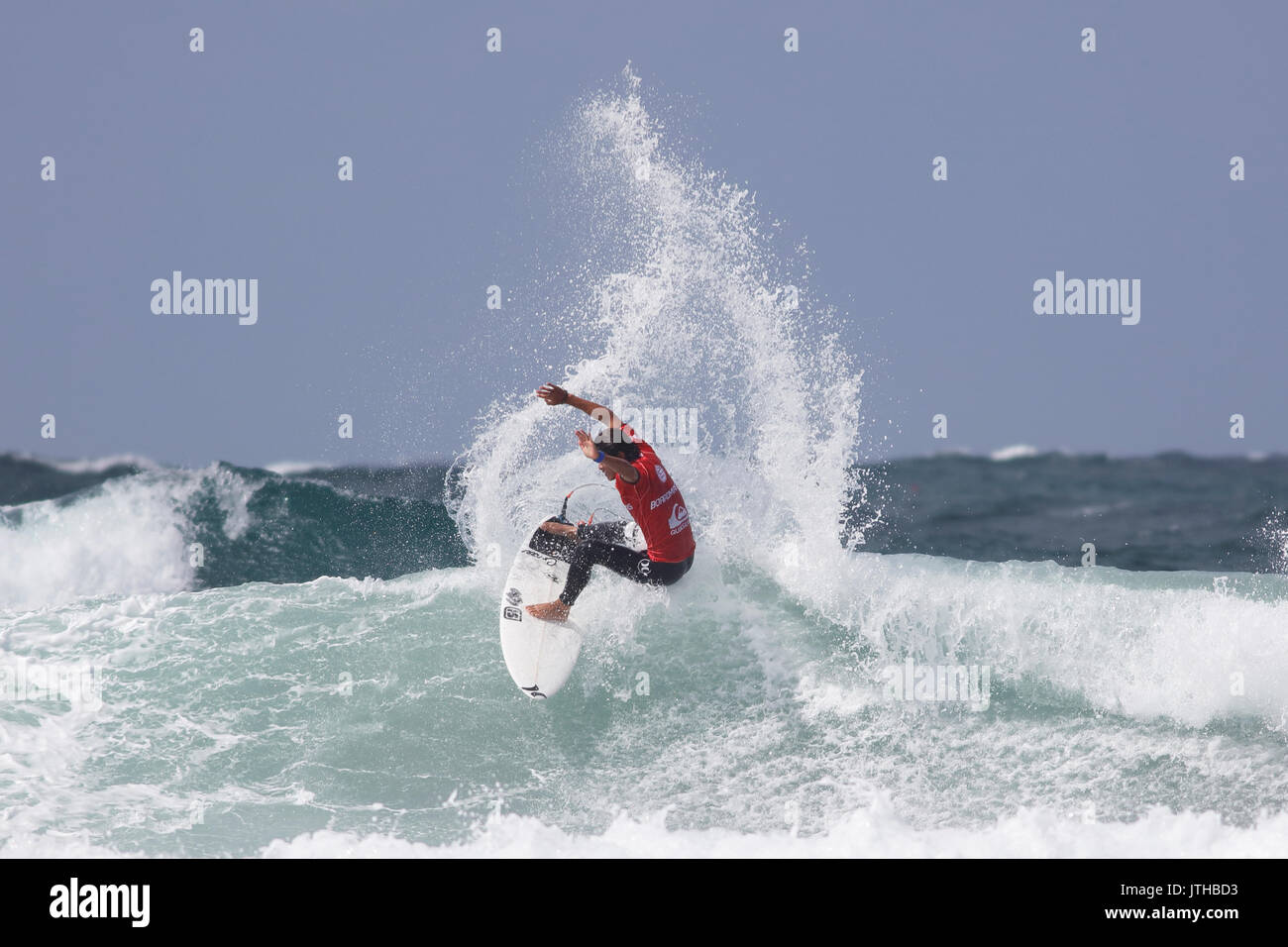 Fistral Beach, Newquay, Cornwall, UK. 9th Aug, 2017. Surfers take part ...
