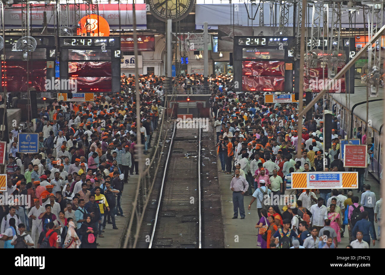 Mumbai, India. 9th August, 2017. Huge rush at CST local train station ...