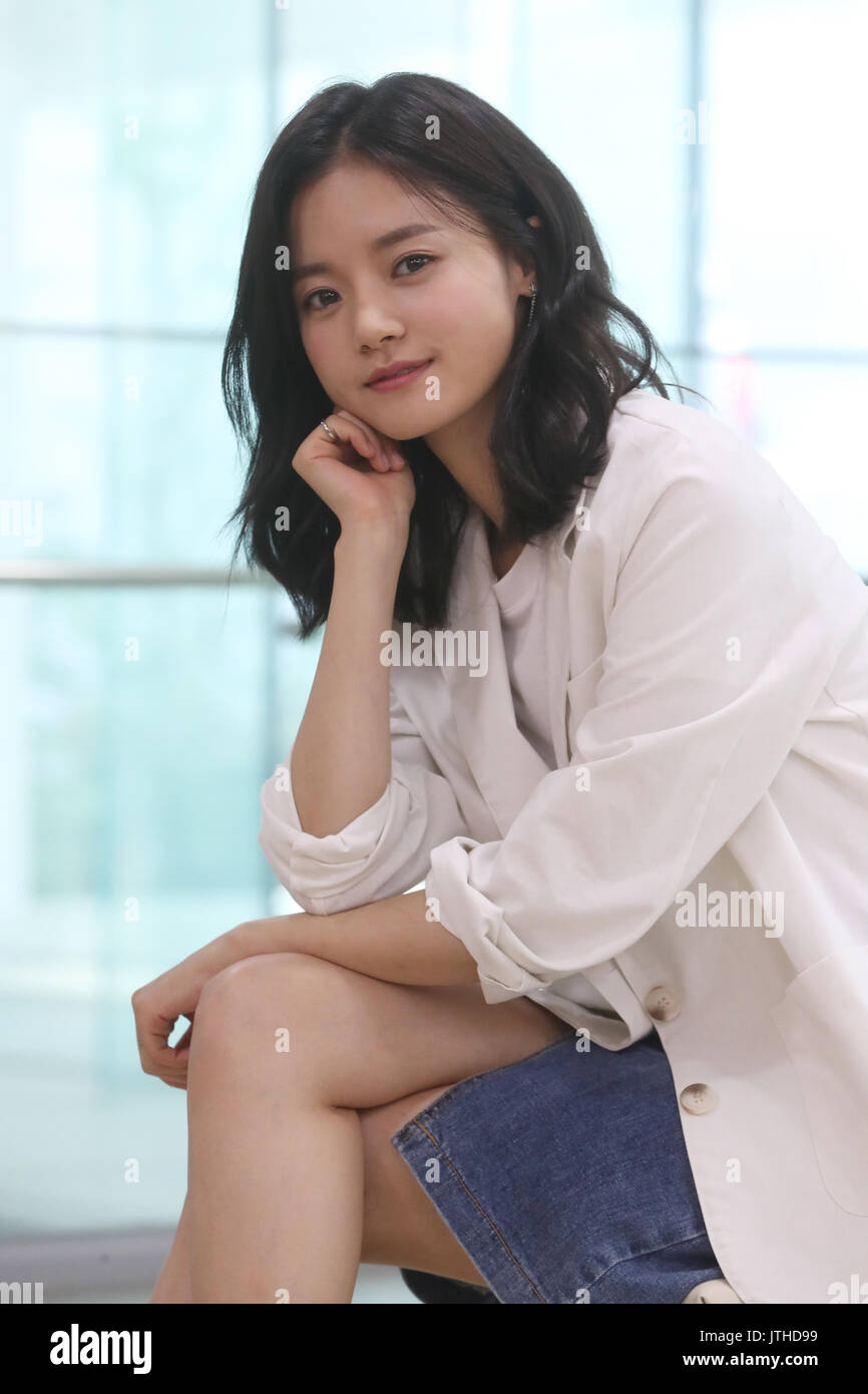 S Korean Actress Ko Bo Gyeol South Korean Actress Ko Bo Gyeol Poses For A Photo Before An