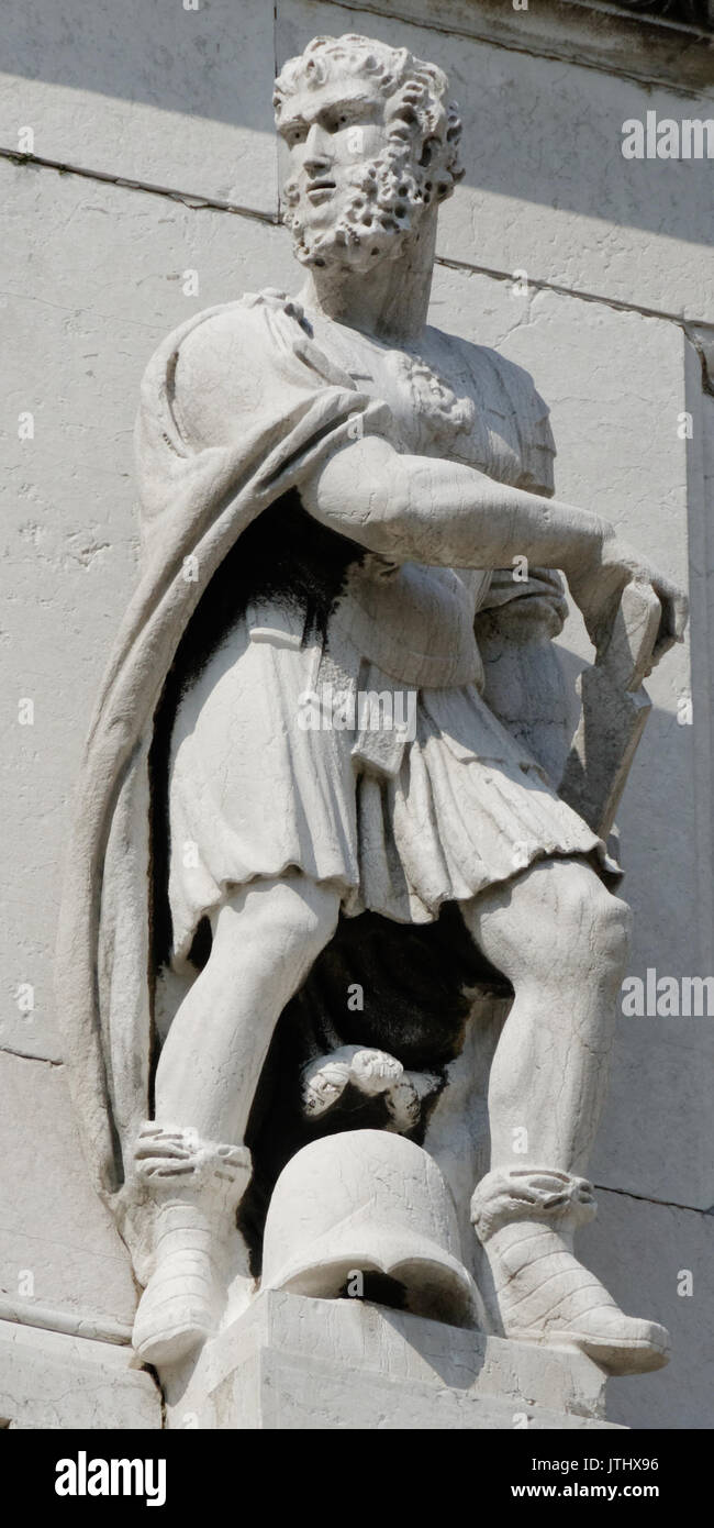 Statues attic Ala Napoleonica Procuratie n01 Stock Photo - Alamy