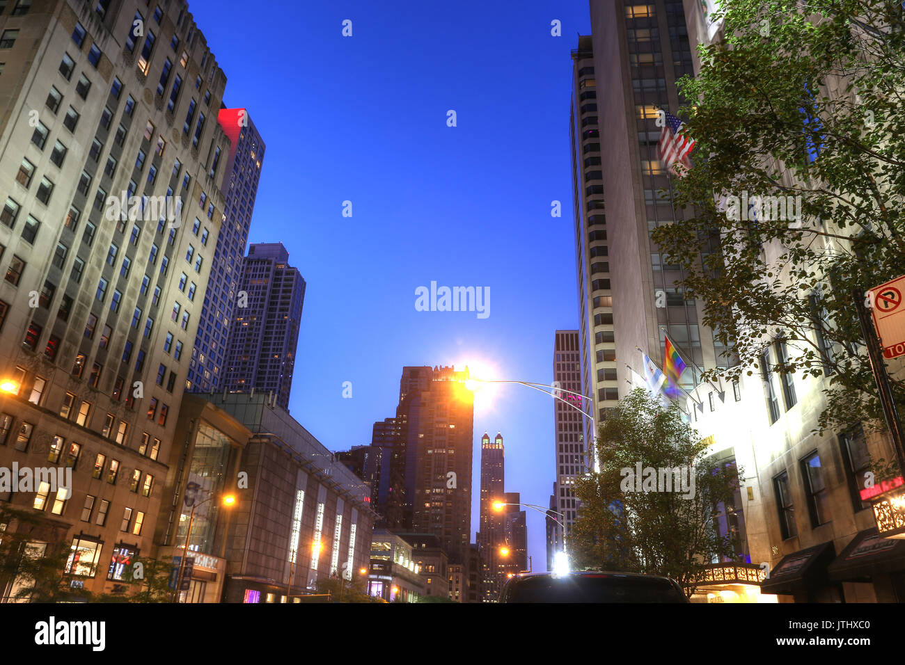 Downtown chicago main street hi-res stock photography and images - Alamy